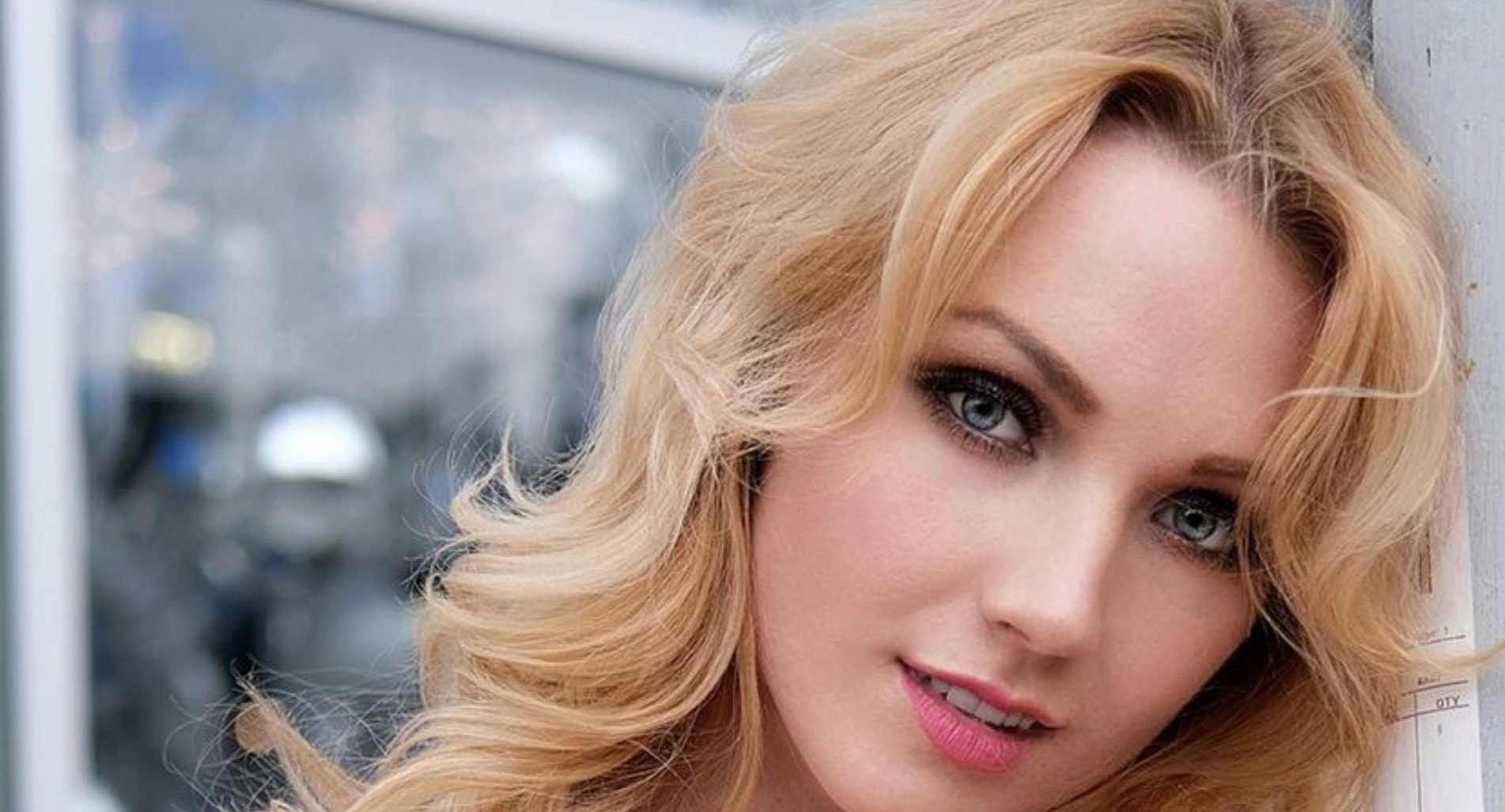 Veronica Farren Reveals Her Single "I Wish You a Christmas Like This ...